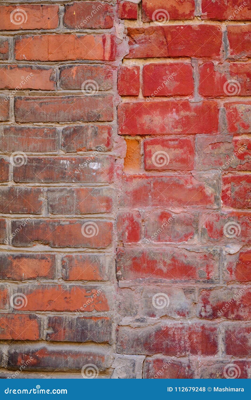 A Parede De Tijolo Vermelho Velha Do Vintage Com Cimento Emenda A