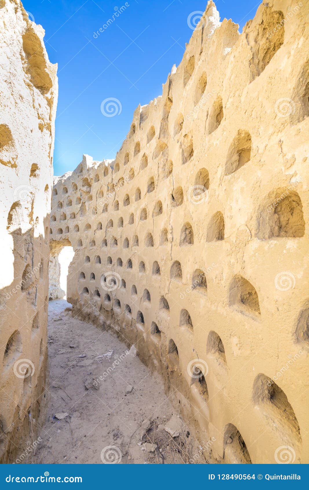 Paredes Arruinadas Del Edificio Del Adobe Del Palomar En Ampudia Foto ...