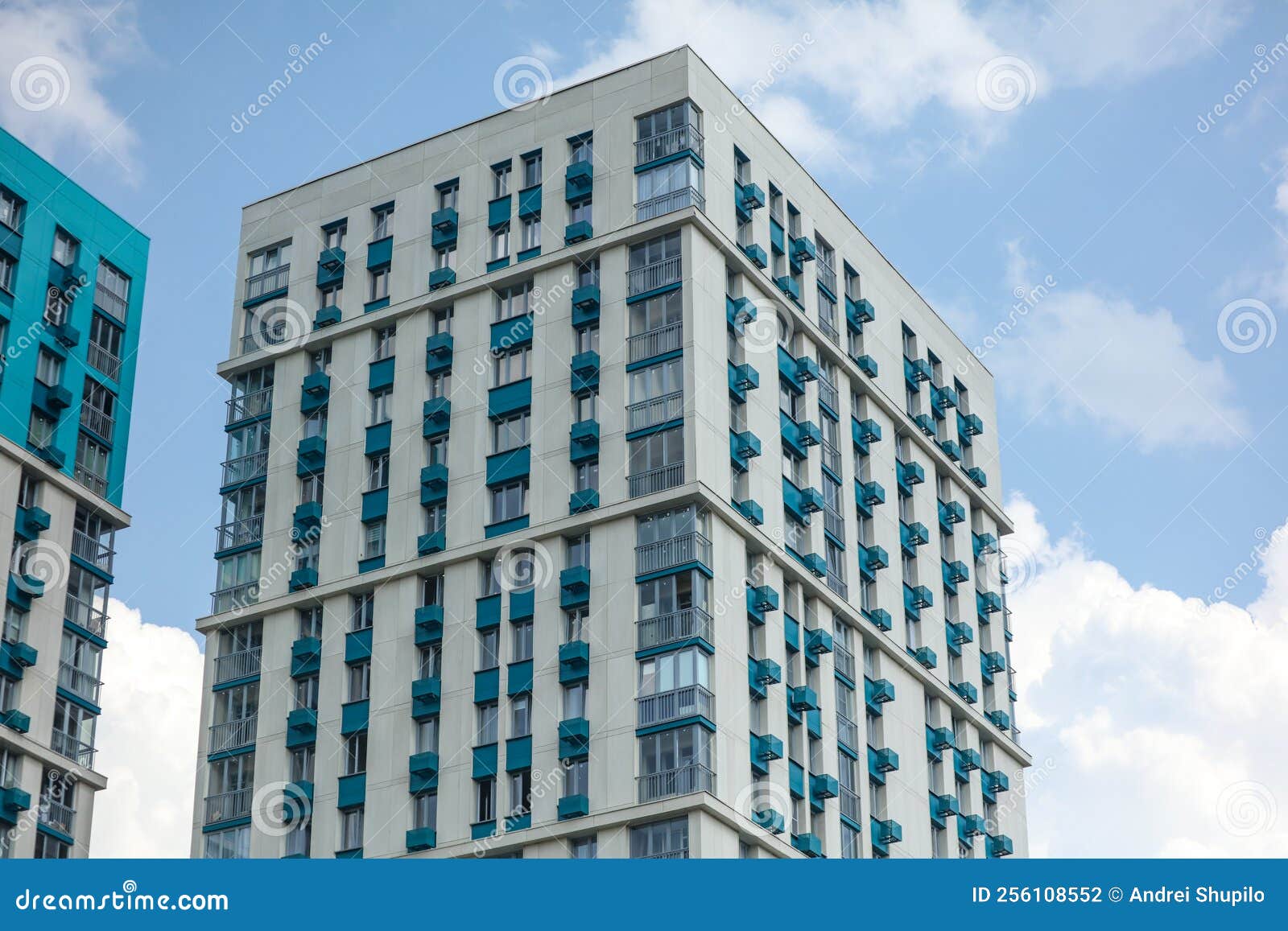 Paredes Con Ventanas De Un Edificio De Varias Plantas Foto de archivo ...