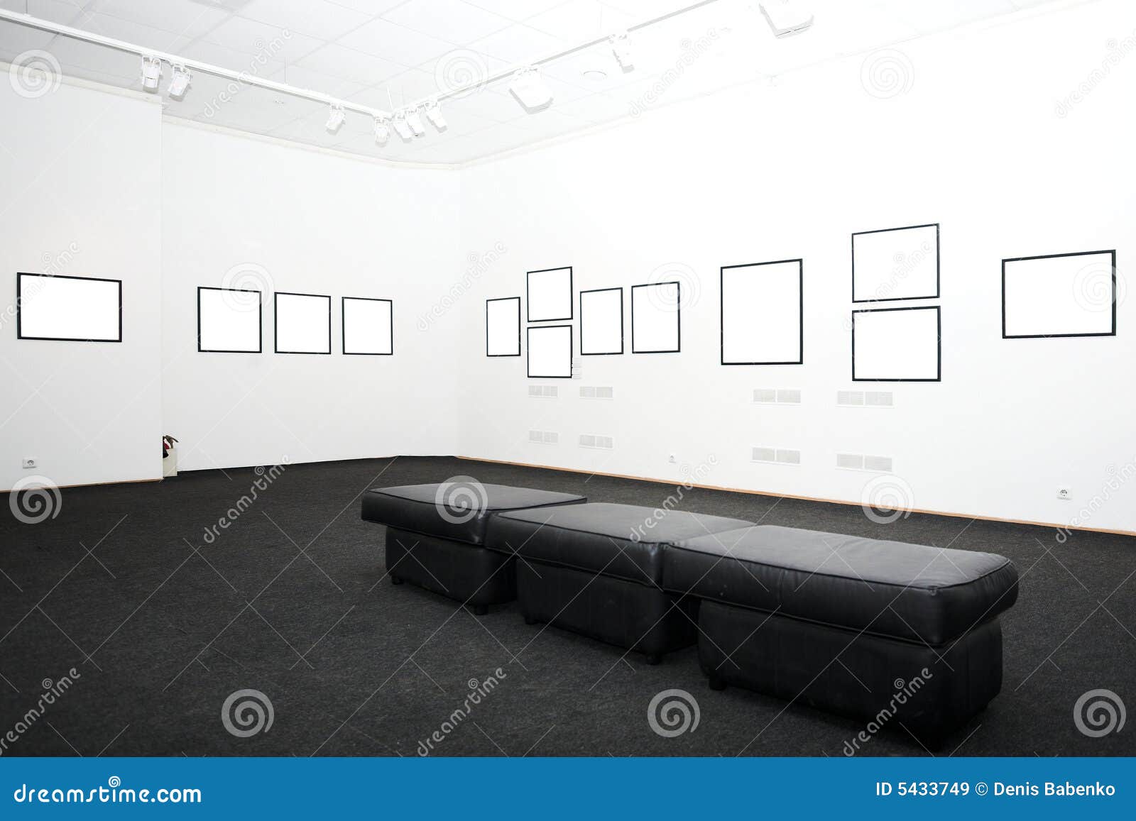 Paredes En Museo Con Los Marcos Imagen de archivo - Imagen de espacio ...