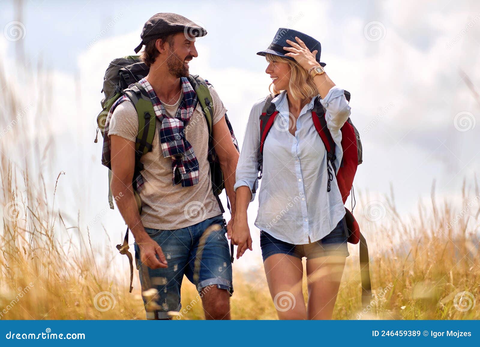 Pareja Adorable Explorando Juntos El Campo Imagen de archivo - Imagen ...
