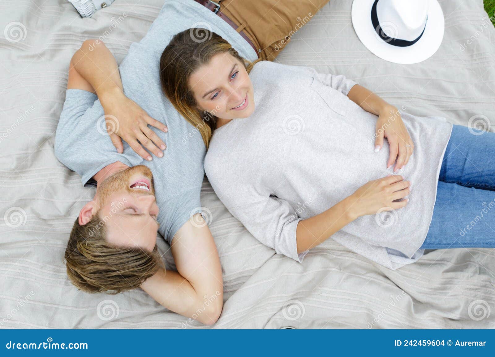 Pareja Comprometida Sentada En El Parque Foto de archivo - Imagen de ...