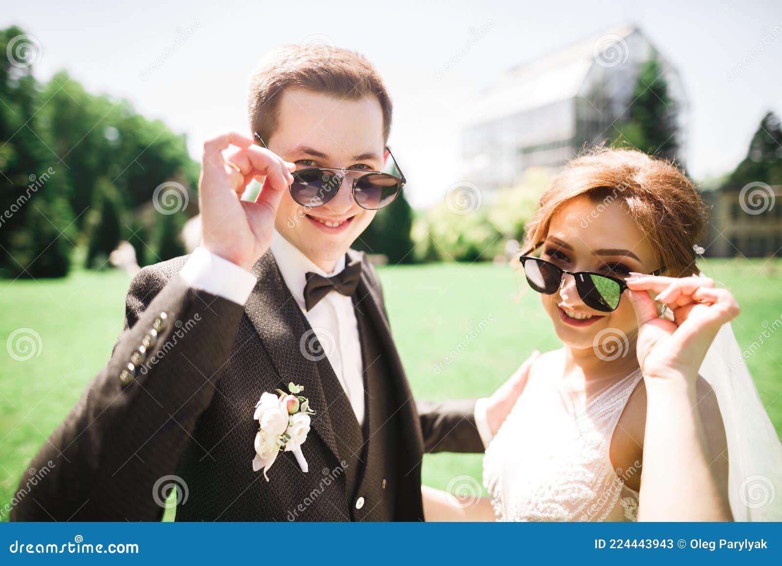 Pareja De Novios Felices Novios Sonriendo Con Gafas De Sol En La Naturaleza Imagen De Archivo