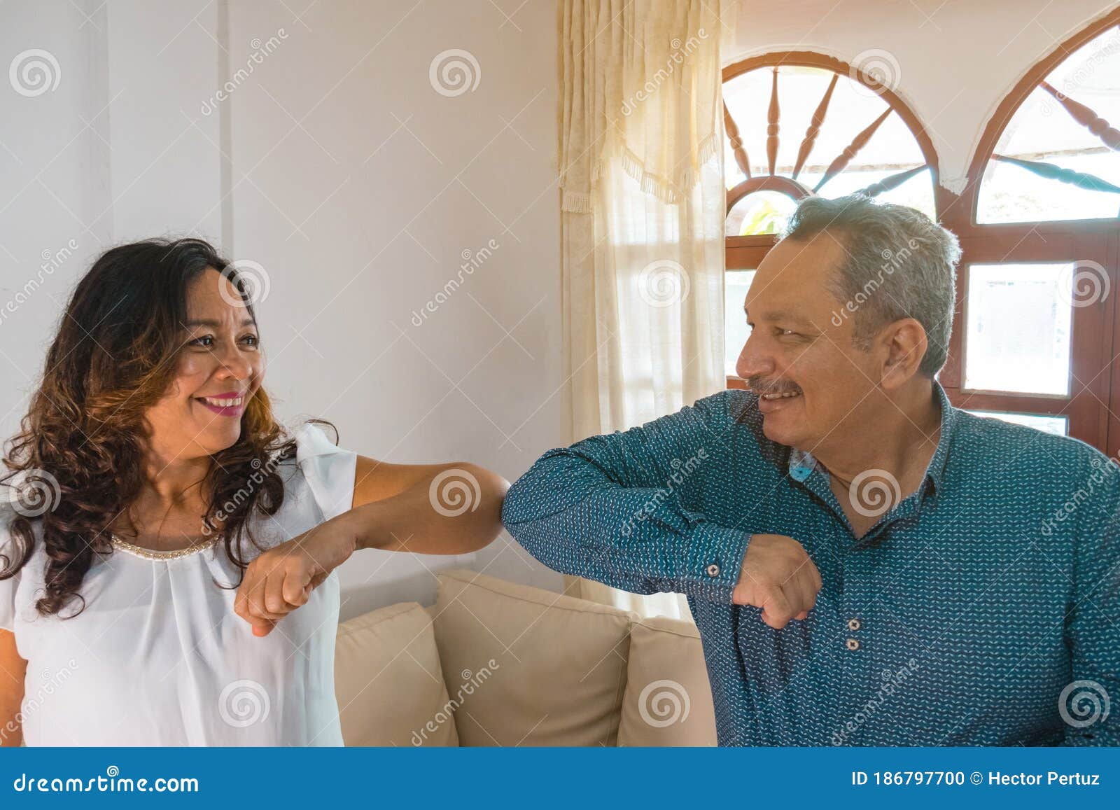 Pareja Sonriente Codeando En El Concepto De Salud En El Lugar De ...