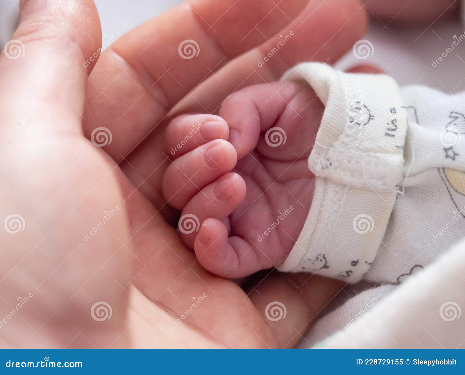 Hand of newborn baby stock image. Image of childhood - 228729155