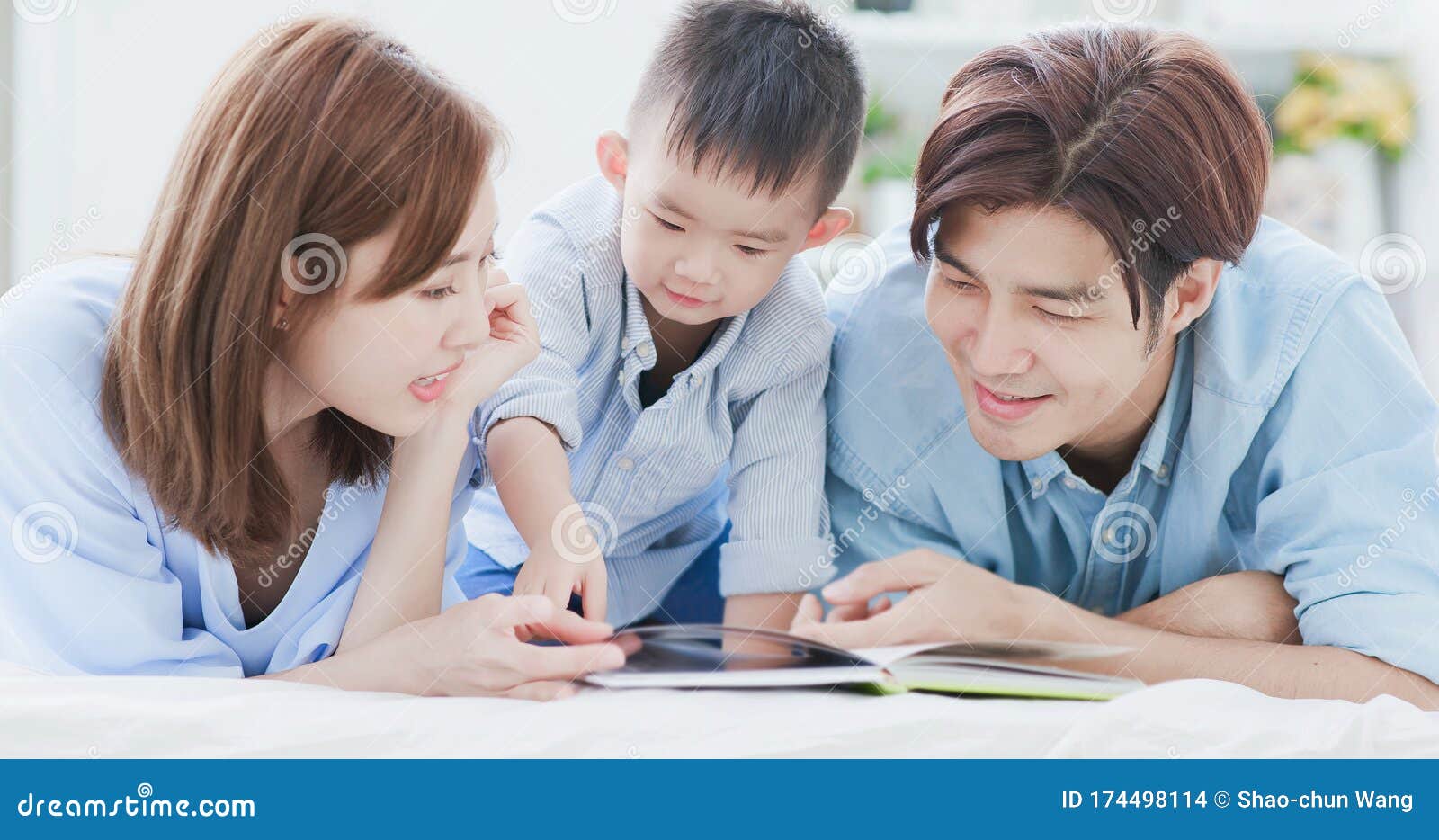 Parent Read Book with Child Stock Photo - Image of baby, book: 174498114