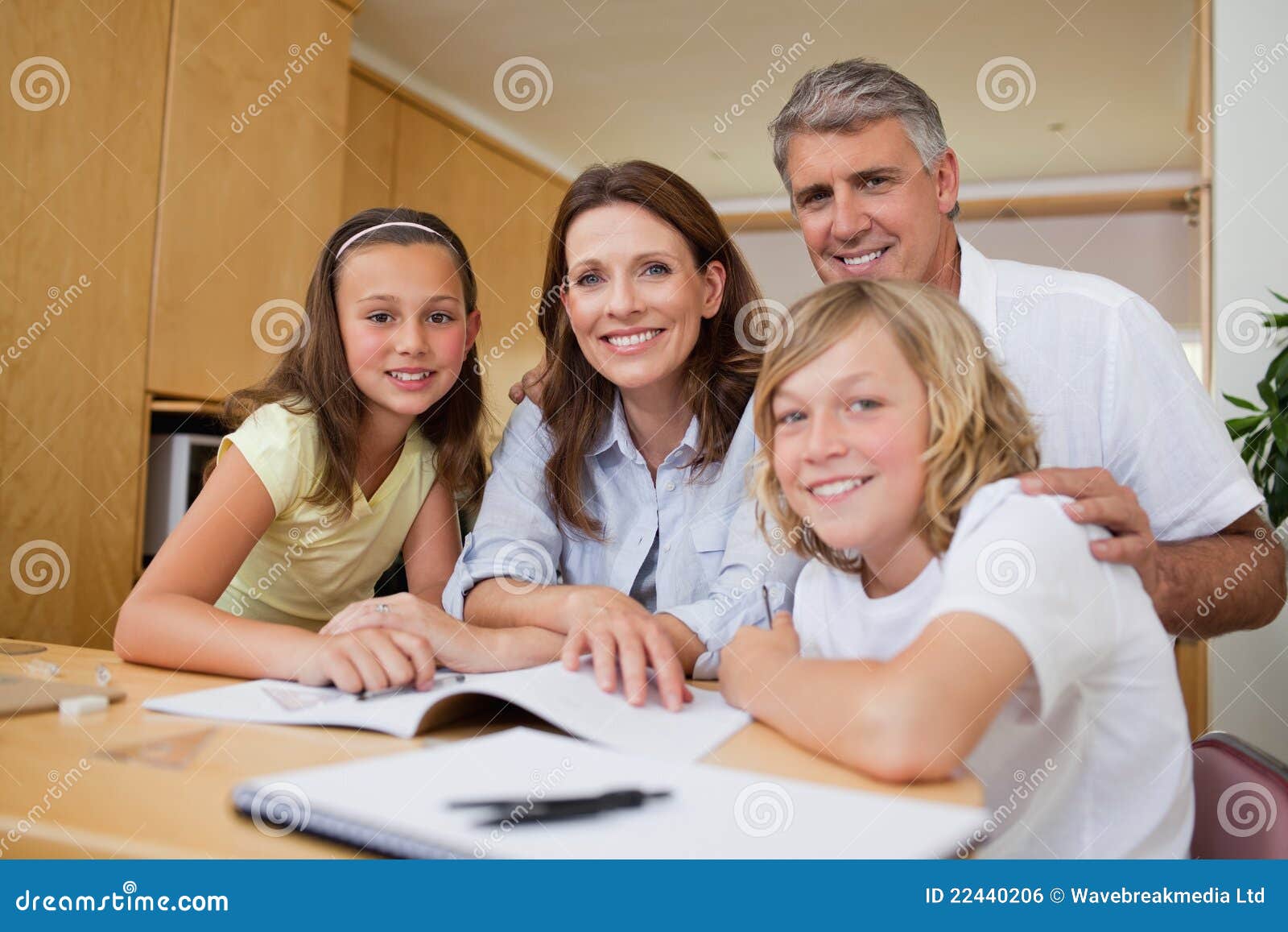 Parents Aidant Leurs Enfants Avec Des Devoirs Photo stock - Image du ...