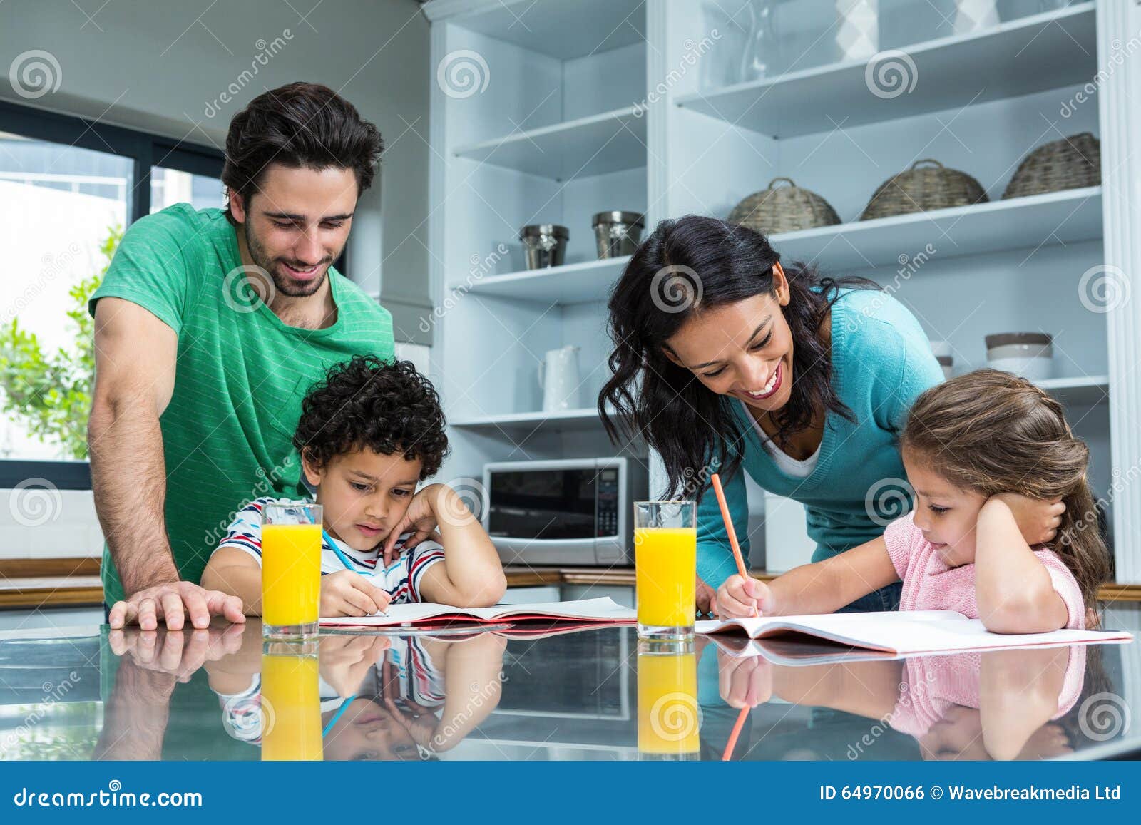 Parents Aidant Leurs Enfants Faisant Des Devoirs Photo stock - Image du ...