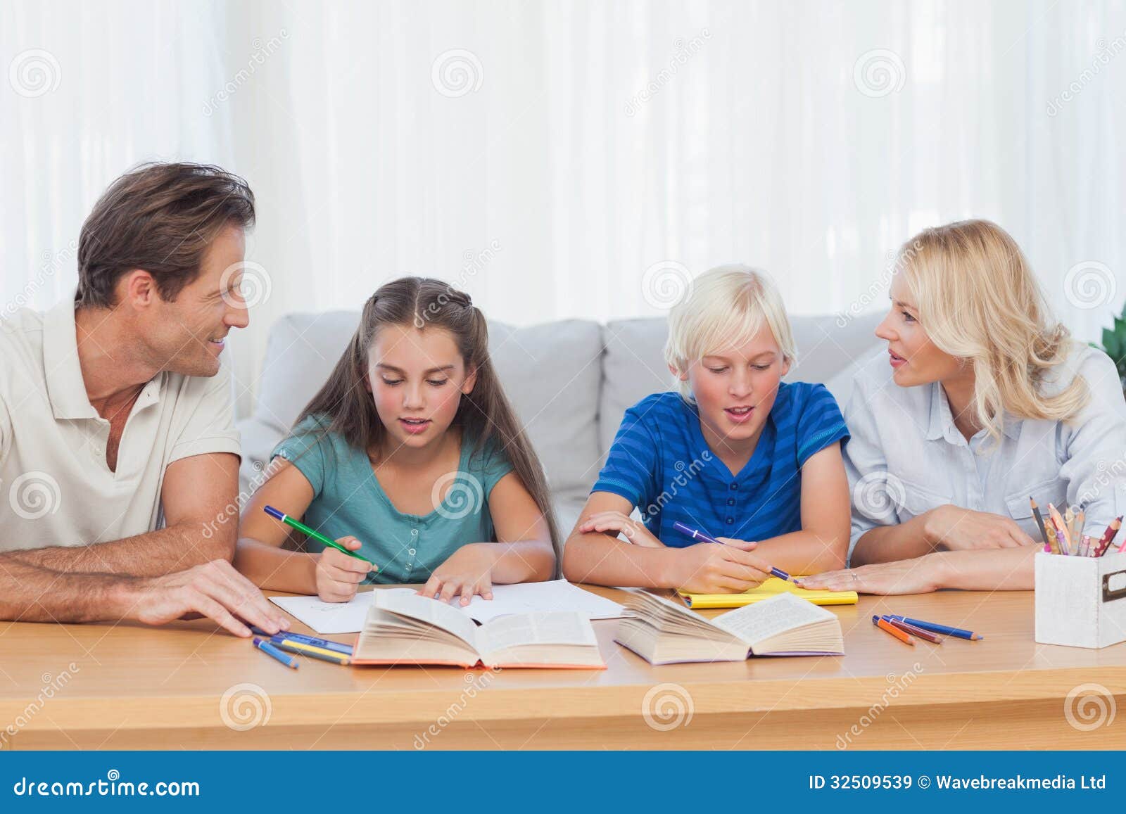 Parents Aidant Leurs Enfants Faisant Leurs Devoirs Image stock - Image ...
