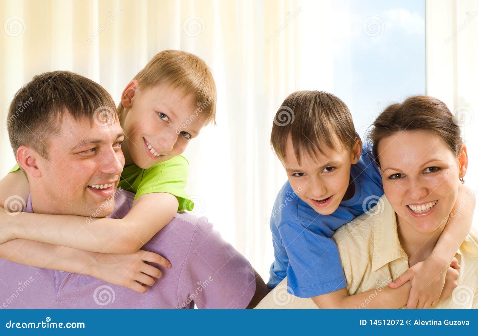 Parents avec des enfants photo stock. Image du parents - 14512072