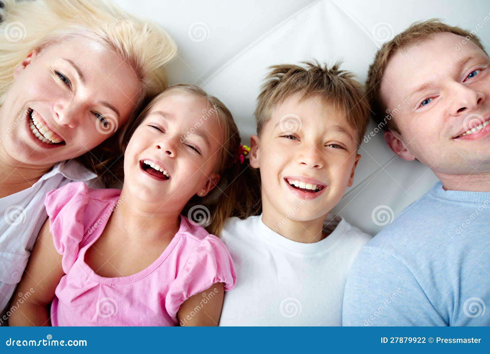 Parents avec des enfants photo stock. Image du joyeux - 27879922