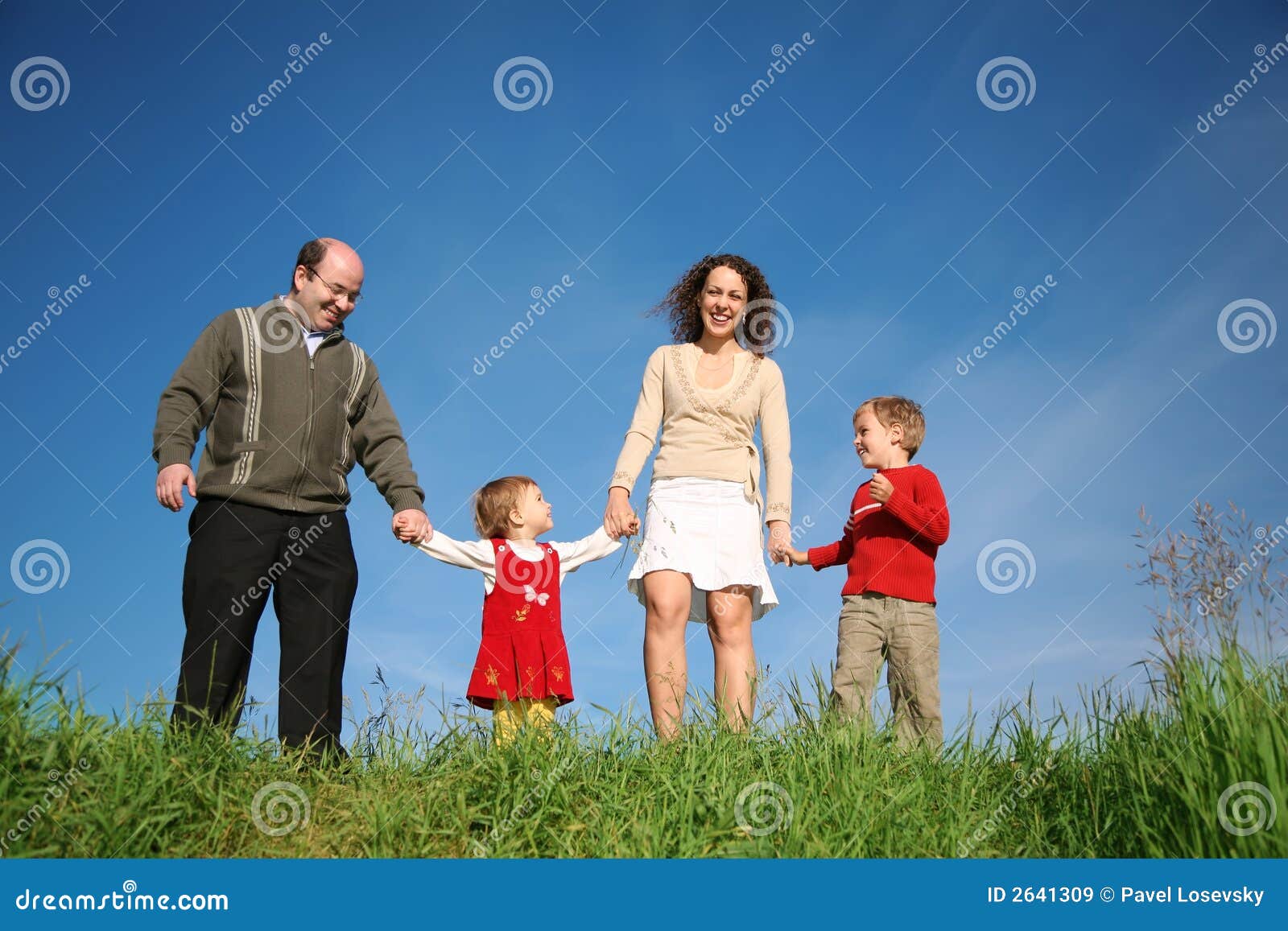 Parents avec deux enfants image stock. Image du cheveu - 2641309