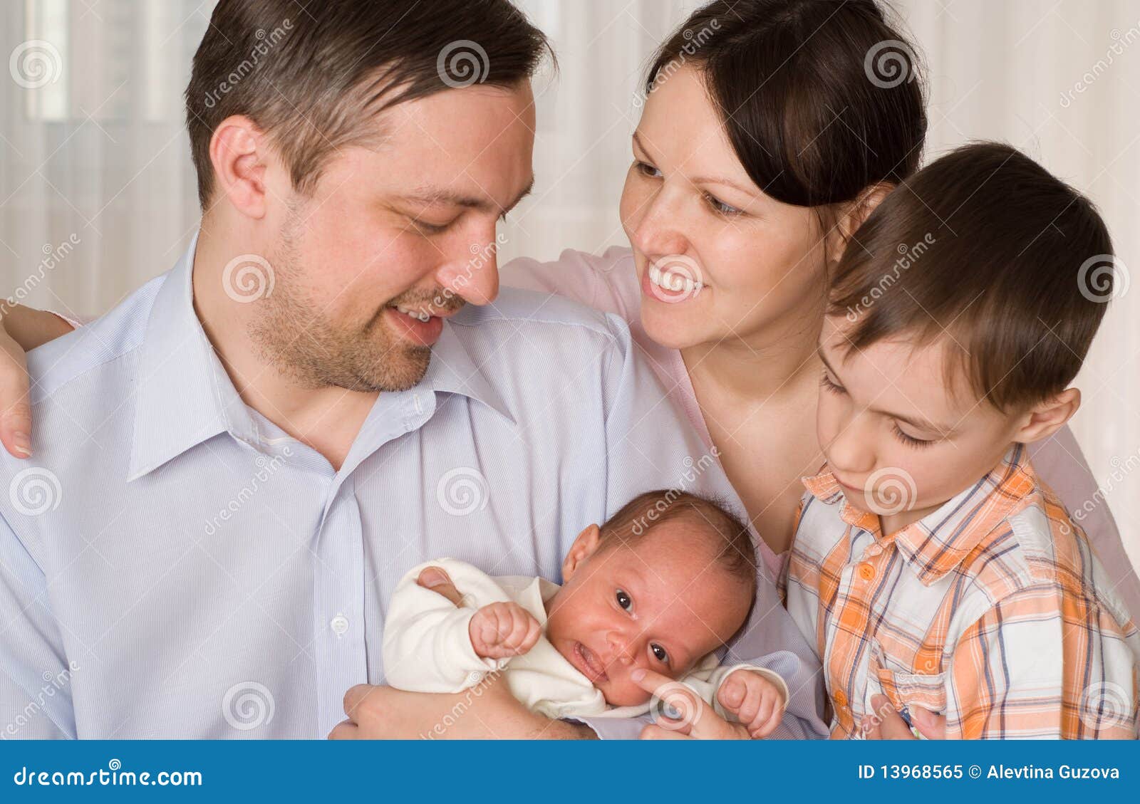 Parents Avec Leurs Deux Enfants Image stock - Image du masculin, papa ...