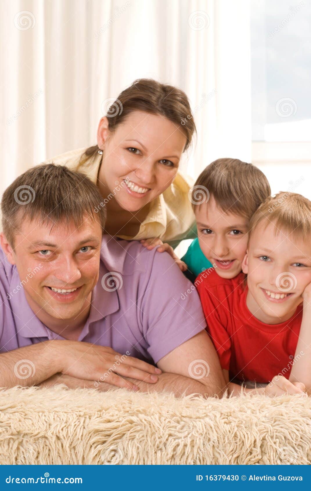 Parents Avec Leurs Deux Enfants Photo stock - Image du bonheur, famille ...