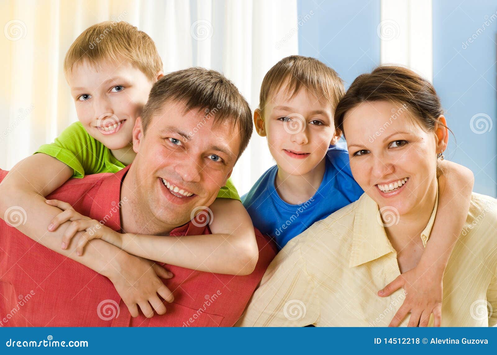 Parents avec leurs enfants photo stock. Image du plaisir - 14512218