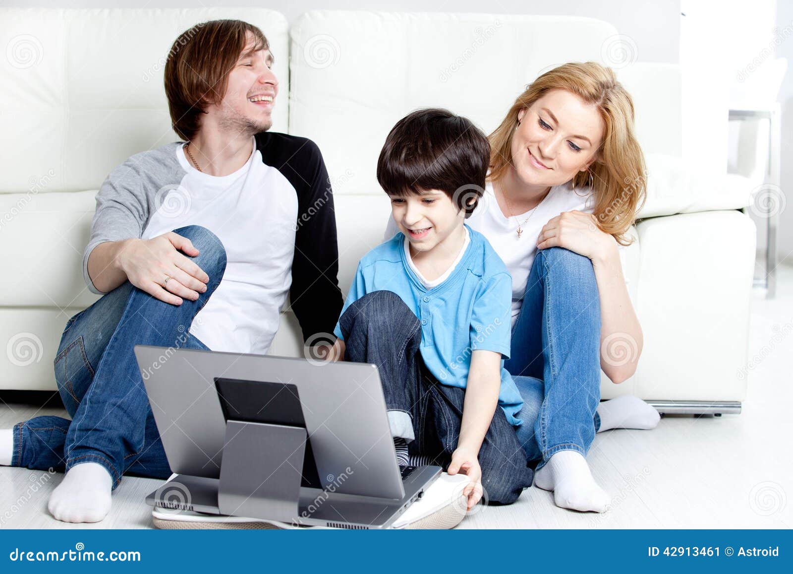 Parents with children stock image. Image of laptop, siblings - 42913461
