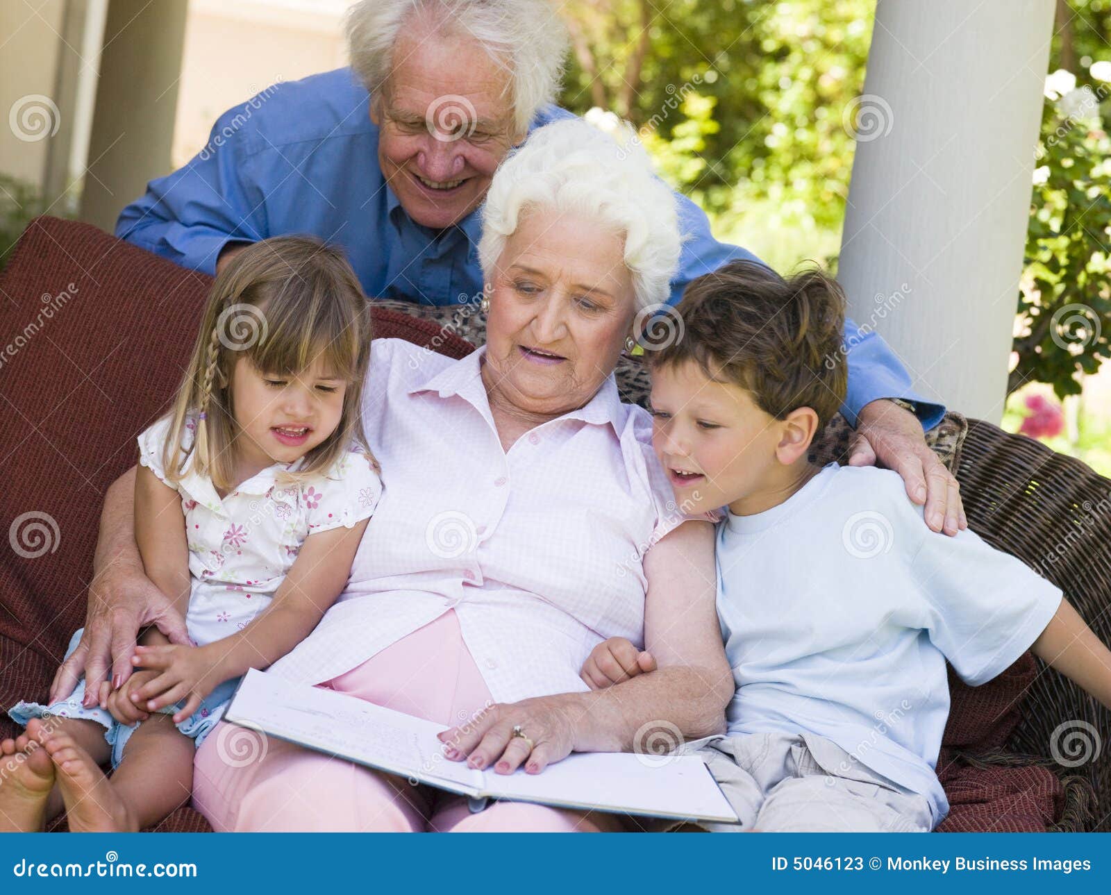 Parents et enfants image stock. Image du blanc, seniors - 5046123