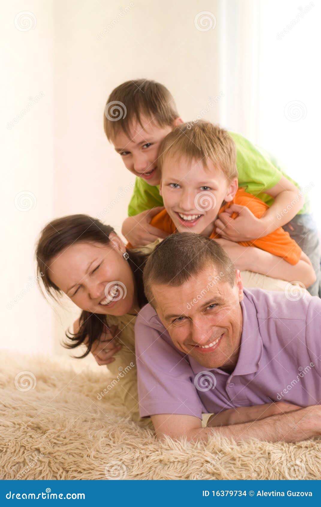 Parents Heureux Avec Leurs Enfants Photo stock - Image du maman ...