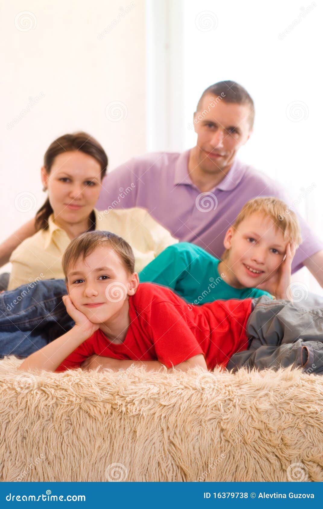 Parents Heureux Avec Leurs Enfants Photo stock - Image du lifestyle ...