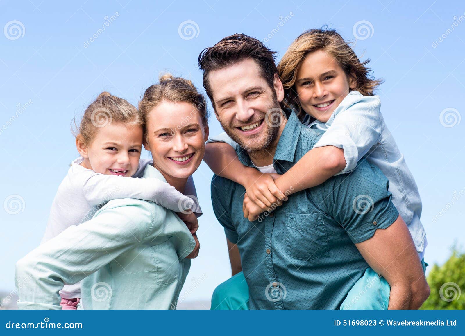 Parents Heureux Avec Leurs Enfants Image stock - Image du masculin ...