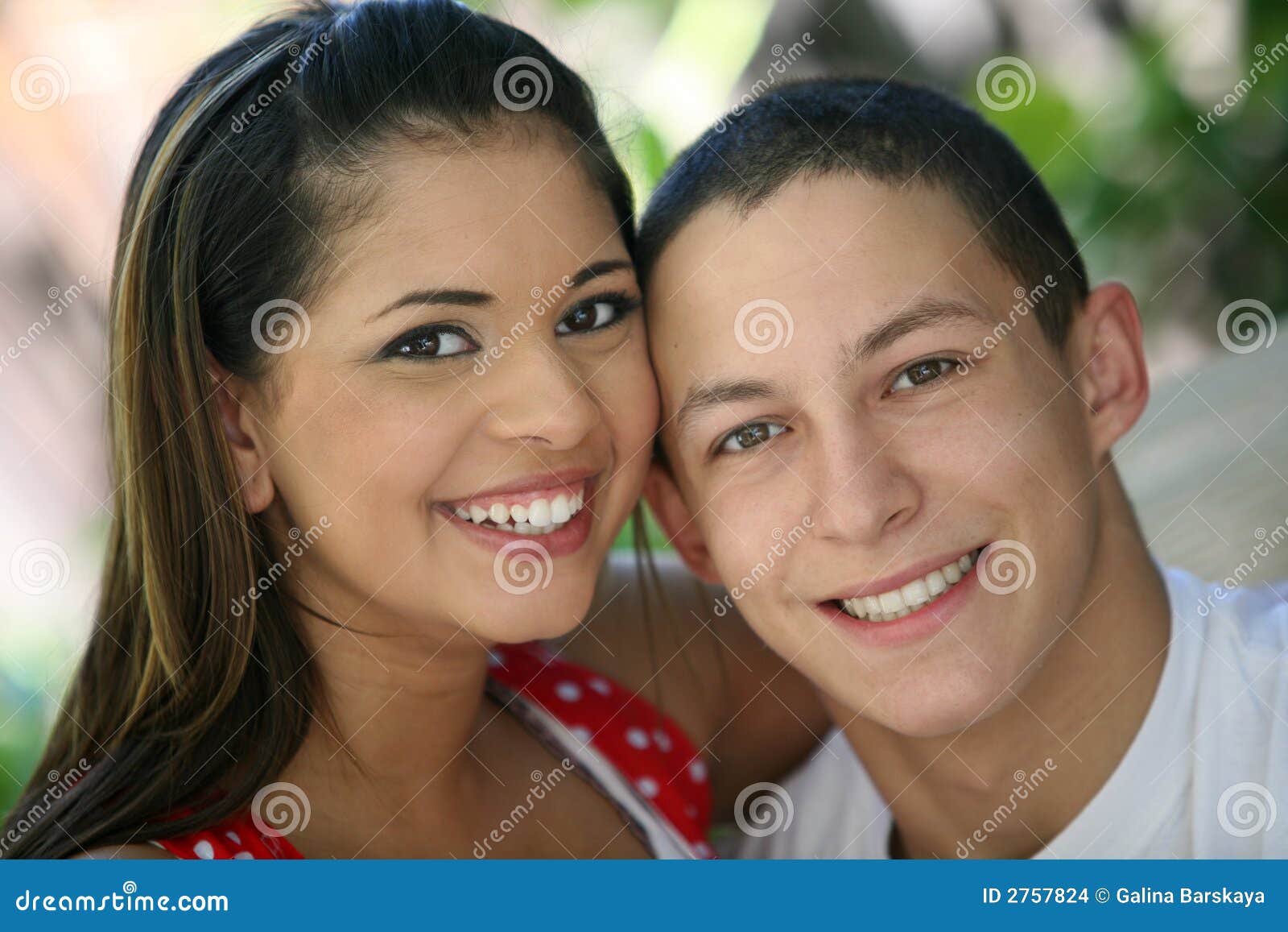 Pares adolescentes felices foto de archivo. Imagen de hermoso - 2757824