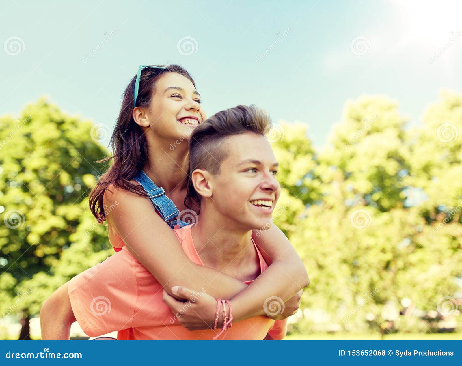 Pares Adolescentes Felices Que Se Divierten En El Parque Del Verano