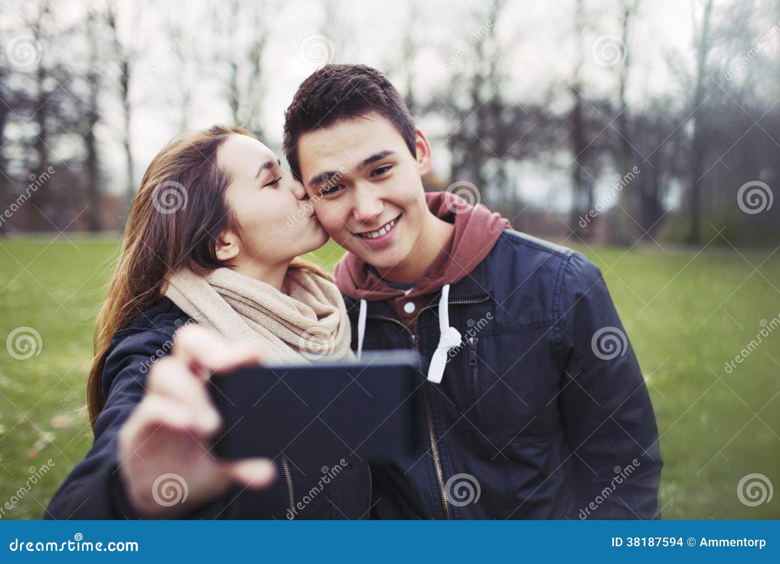 Pares Adolescentes Loving Que Tomam O Autorretrato Foto De Stock