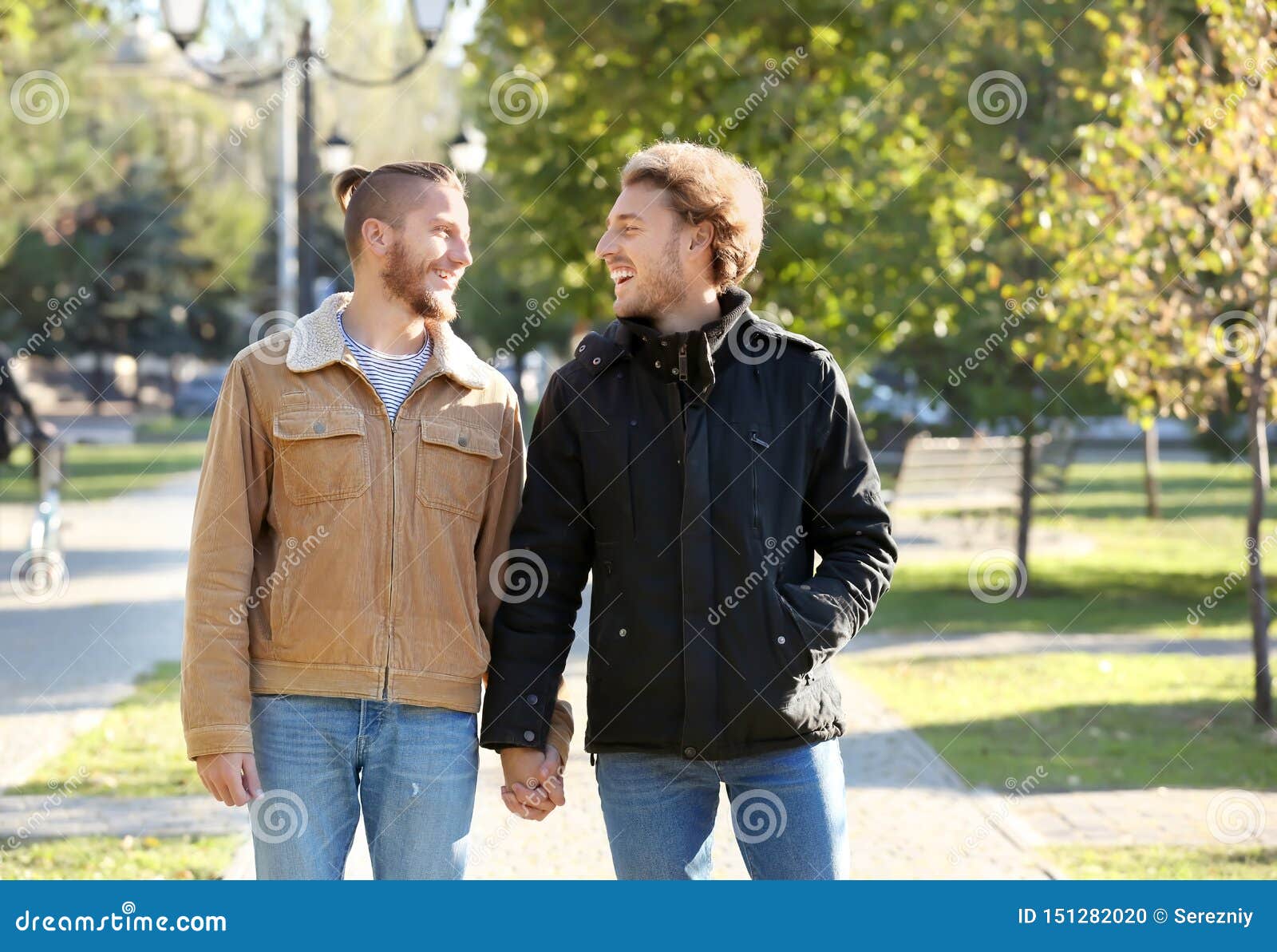 Pares Alegres Felizes Que Andam No Parque Foto De Stock Imagem De