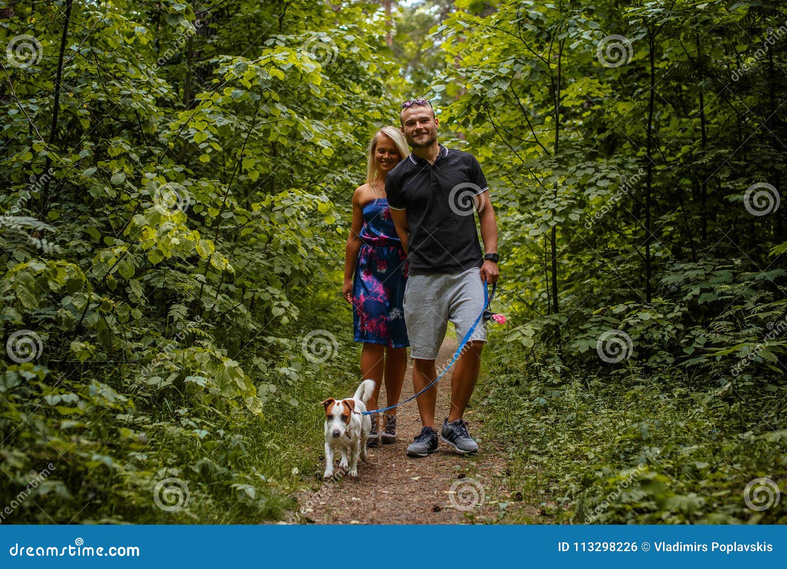 Pares Atractivos En Un Paseo Con Un Perro Foto de archivo - Imagen de ...