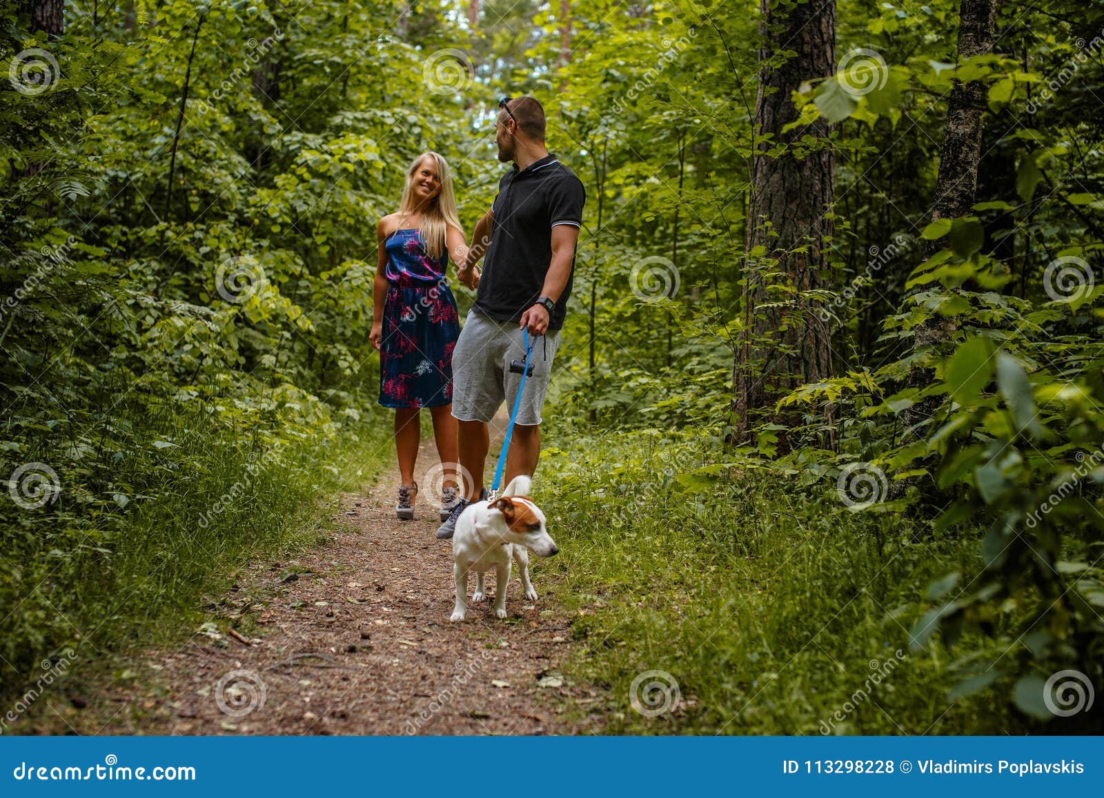 Pares Atractivos En Un Paseo Con Un Perro Foto de archivo - Imagen de ...