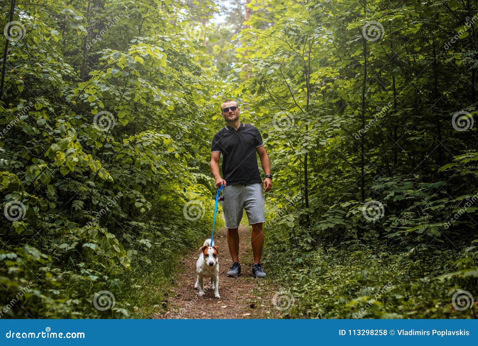 Pares Atractivos En Un Paseo Con Un Perro Foto de archivo - Imagen de ...
