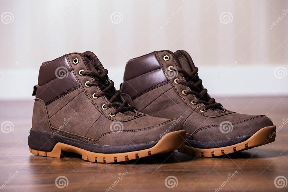 Pares de botas novas foto de stock. Imagem de marrom - 127921238
