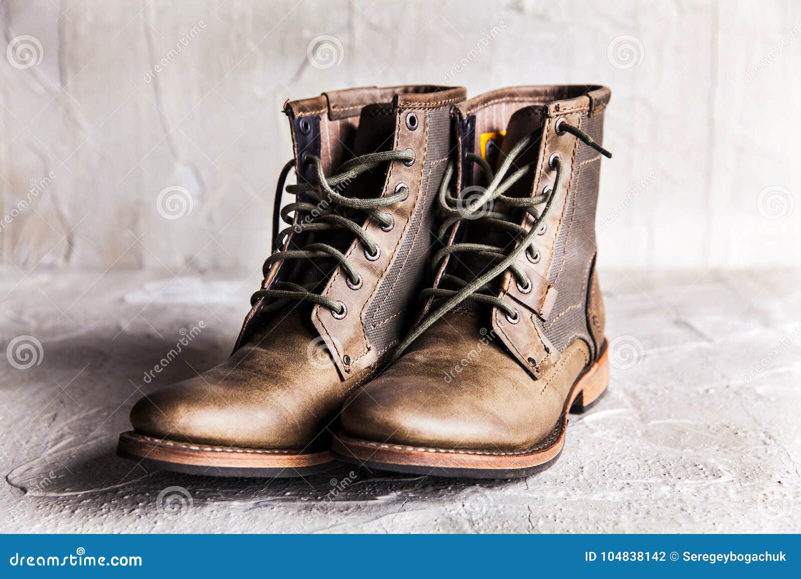 Pares De Nuevos Pares De Las Botas De Nuevas Botas Foto de archivo ...