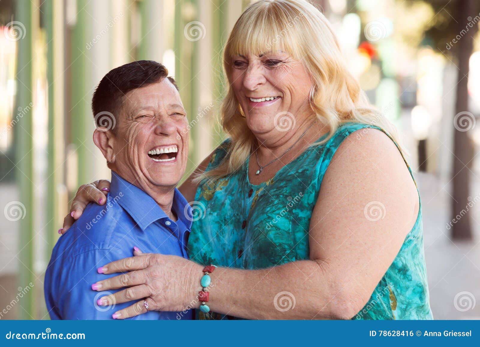 Pares De Risa Del Transexual Afuera Foto de archivo - Imagen de azul ...