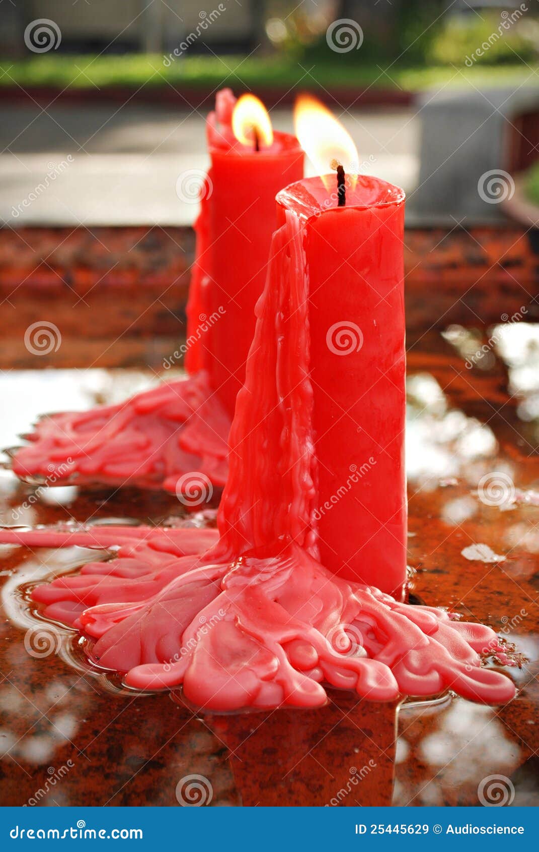 Pares de velas rojas imagen de archivo. Imagen de aroma - 25445629