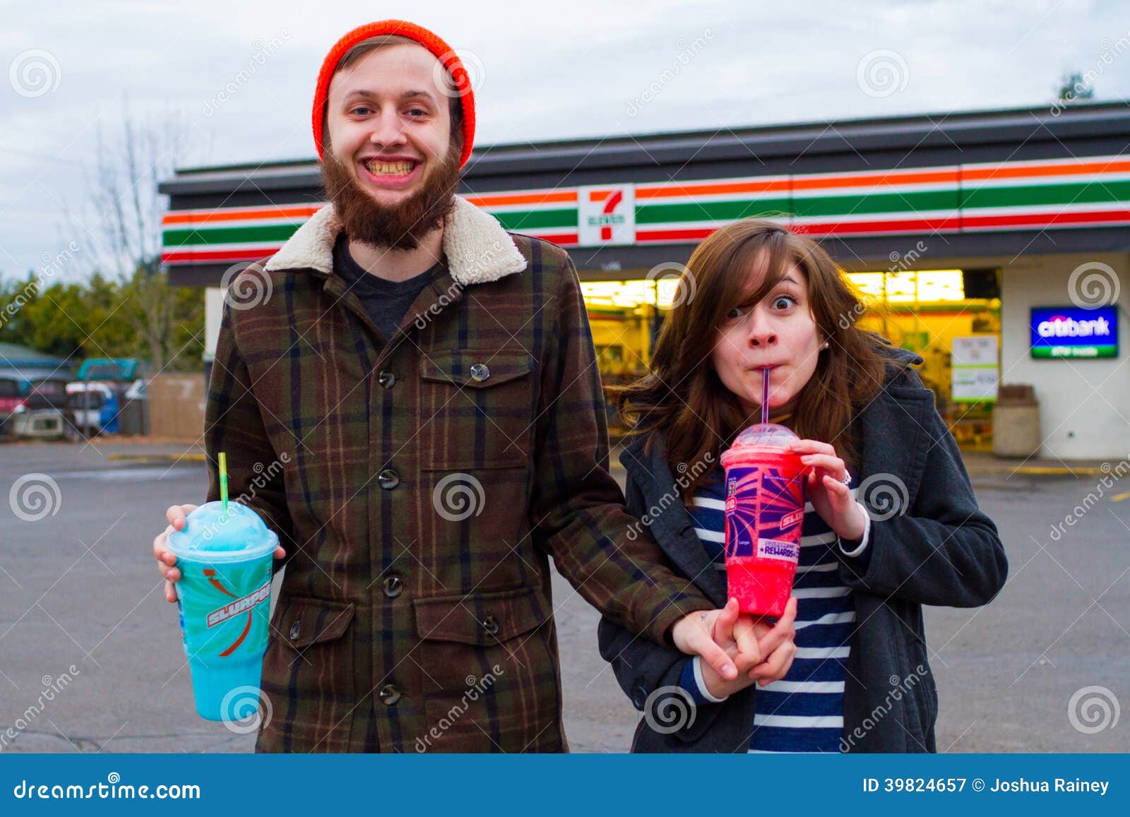 Pares Dedicados Con 7 Once Slurpees Fotografía editorial - Imagen de ...