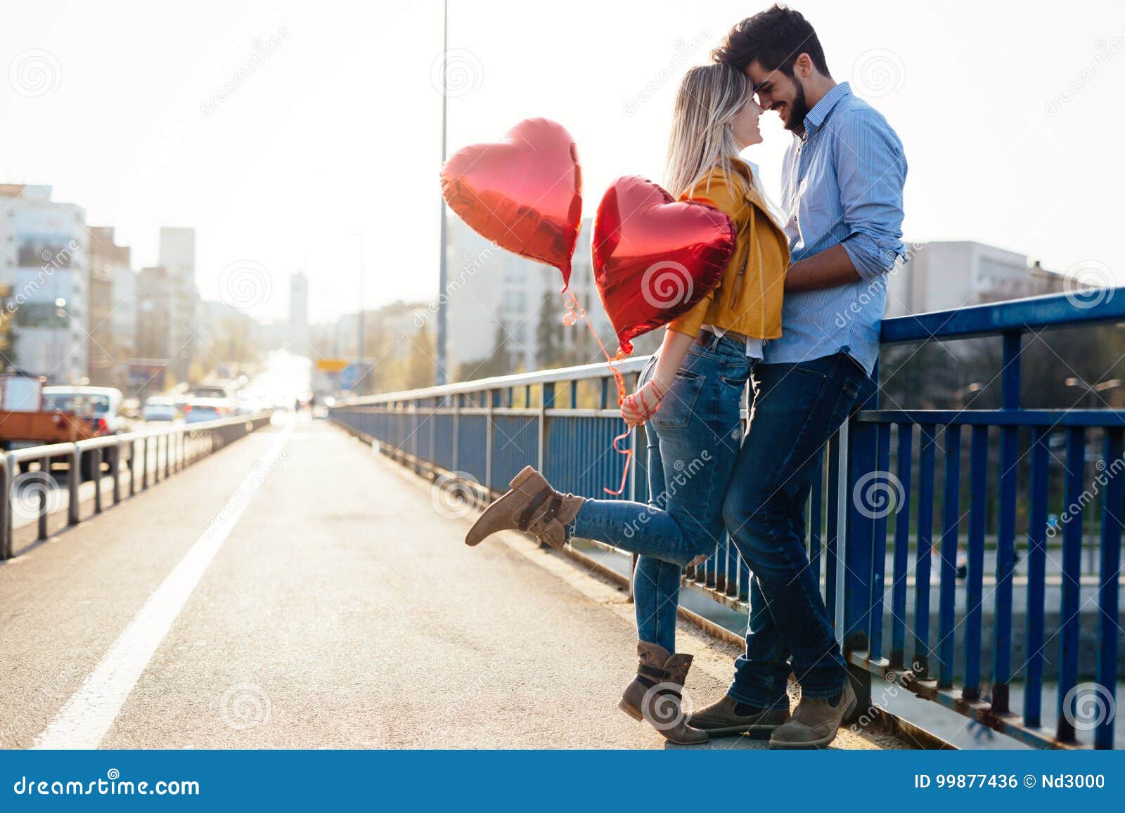 Pares Em Rir De Beijo Do Amor E Em Ter O Divertimento Foto de Stock ...
