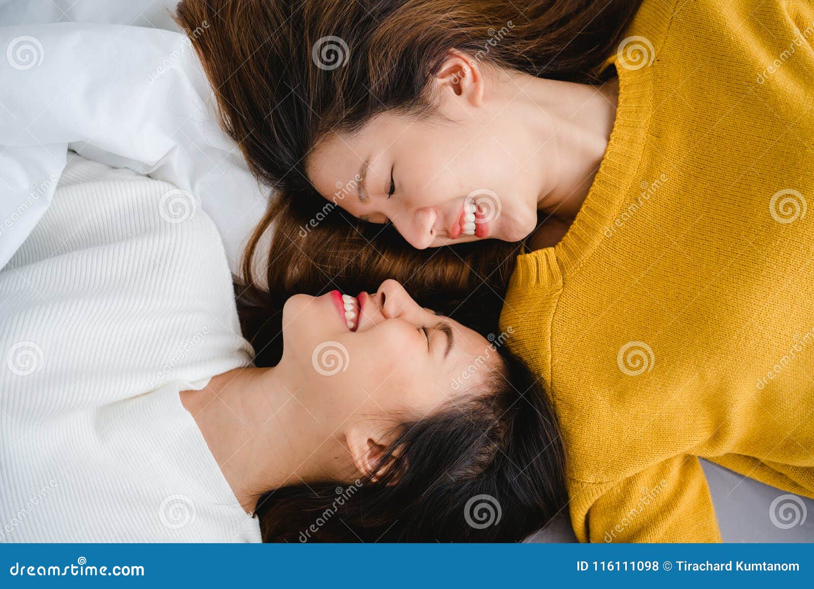Pares Felizes Lésbicas Asiáticos Novos Bonitos Das Mulheres Lgbt Que Abraçam E Que Sorriem Ao