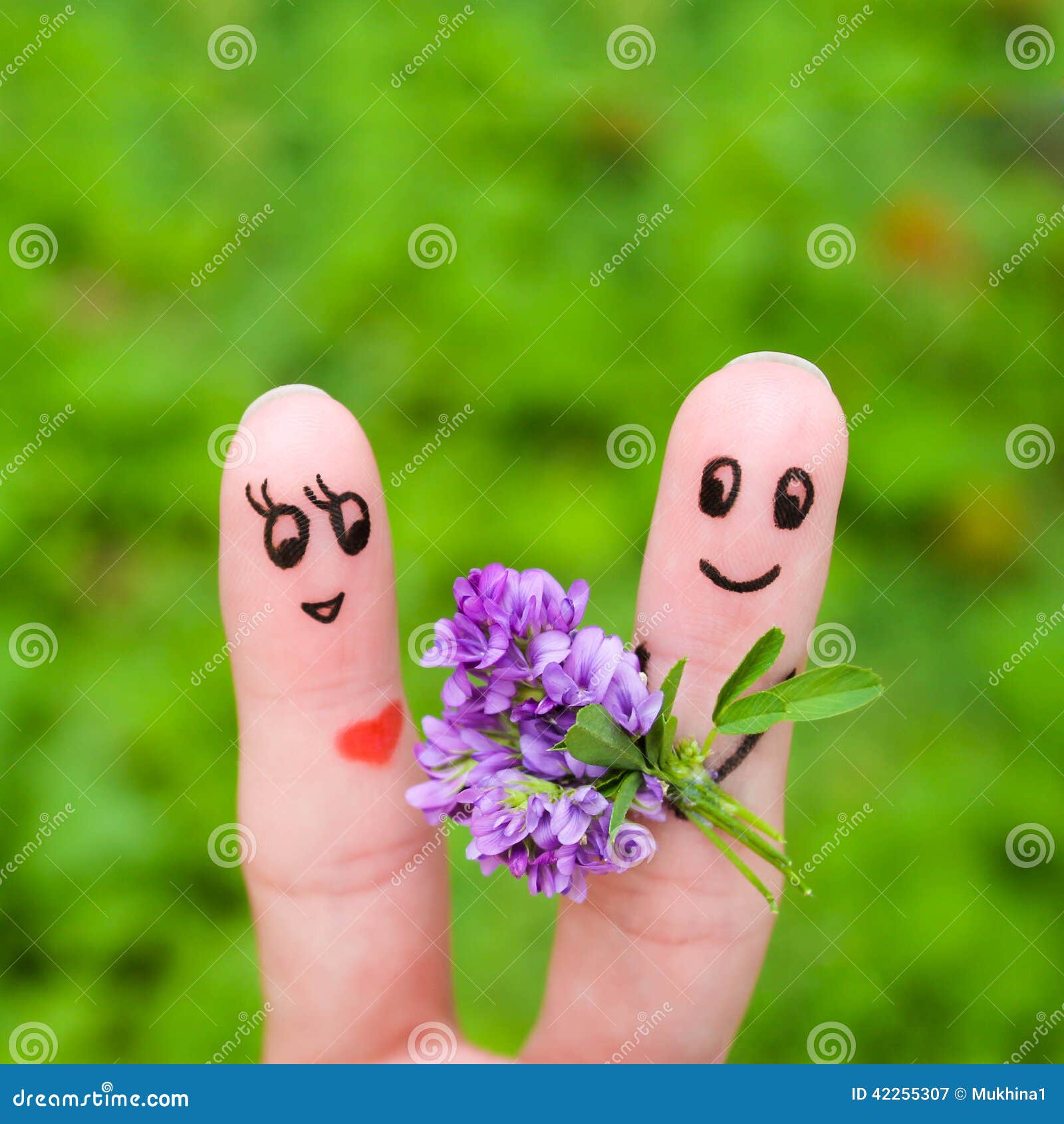 Pares Felizes O Homem Está Dando Flores A Uma Mulher Foto de Stock ... Pares Felizes O Homem Está Dando Flores A Uma Mulher Foto de Stock ...