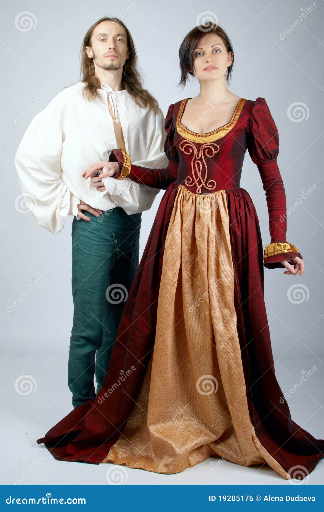 Pares Hermosos De Trajes Medievales Foto de archivo - Imagen de ...