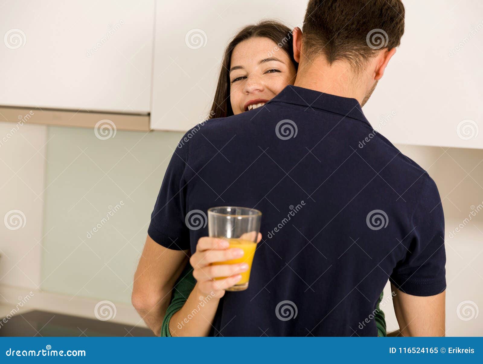 Pares jovenes abrazados imagen de archivo. Imagen de cocina - 116524165