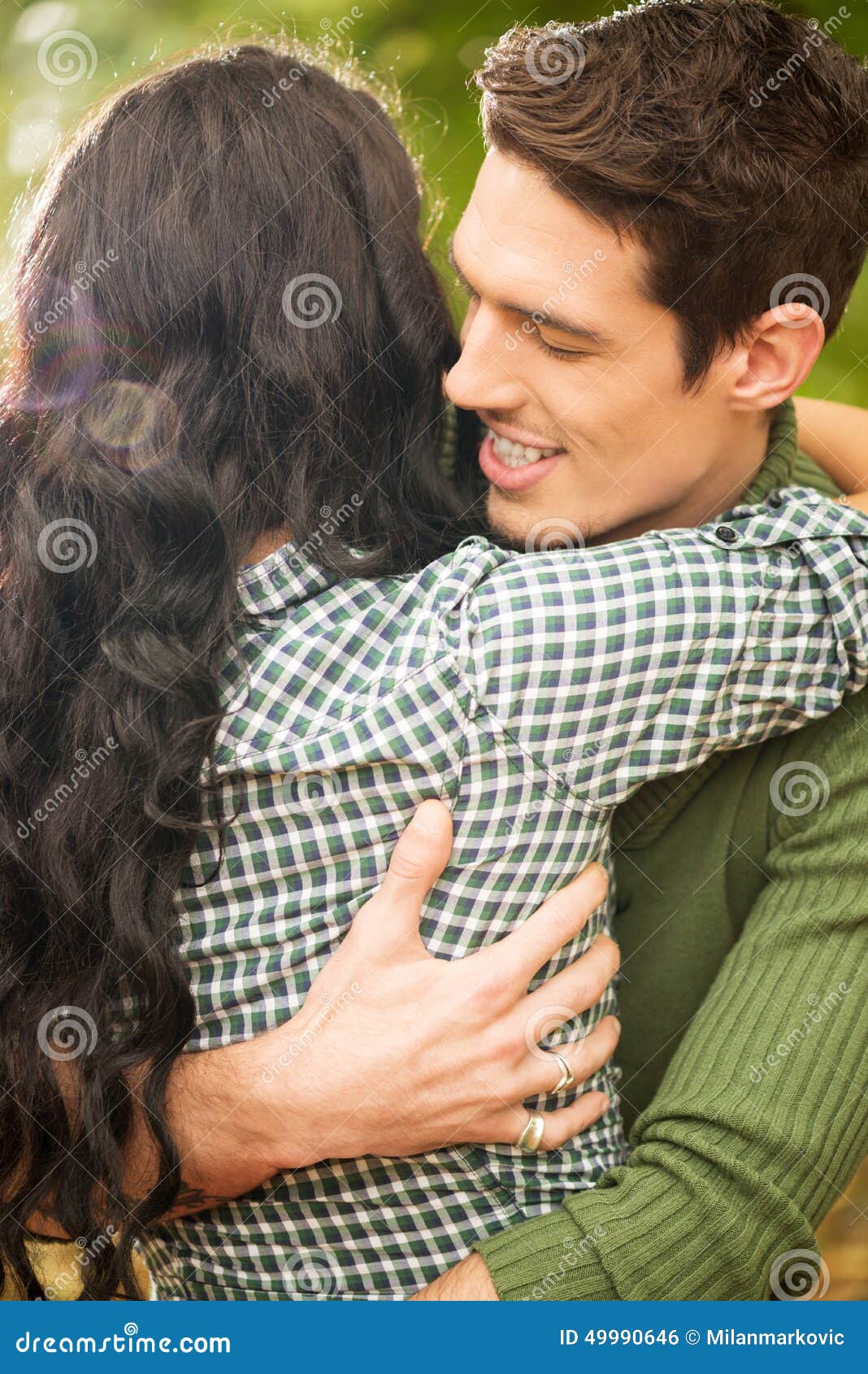 Pares Jovenes Del Abrazo En Amor Foto de archivo - Imagen de coqueteo ...