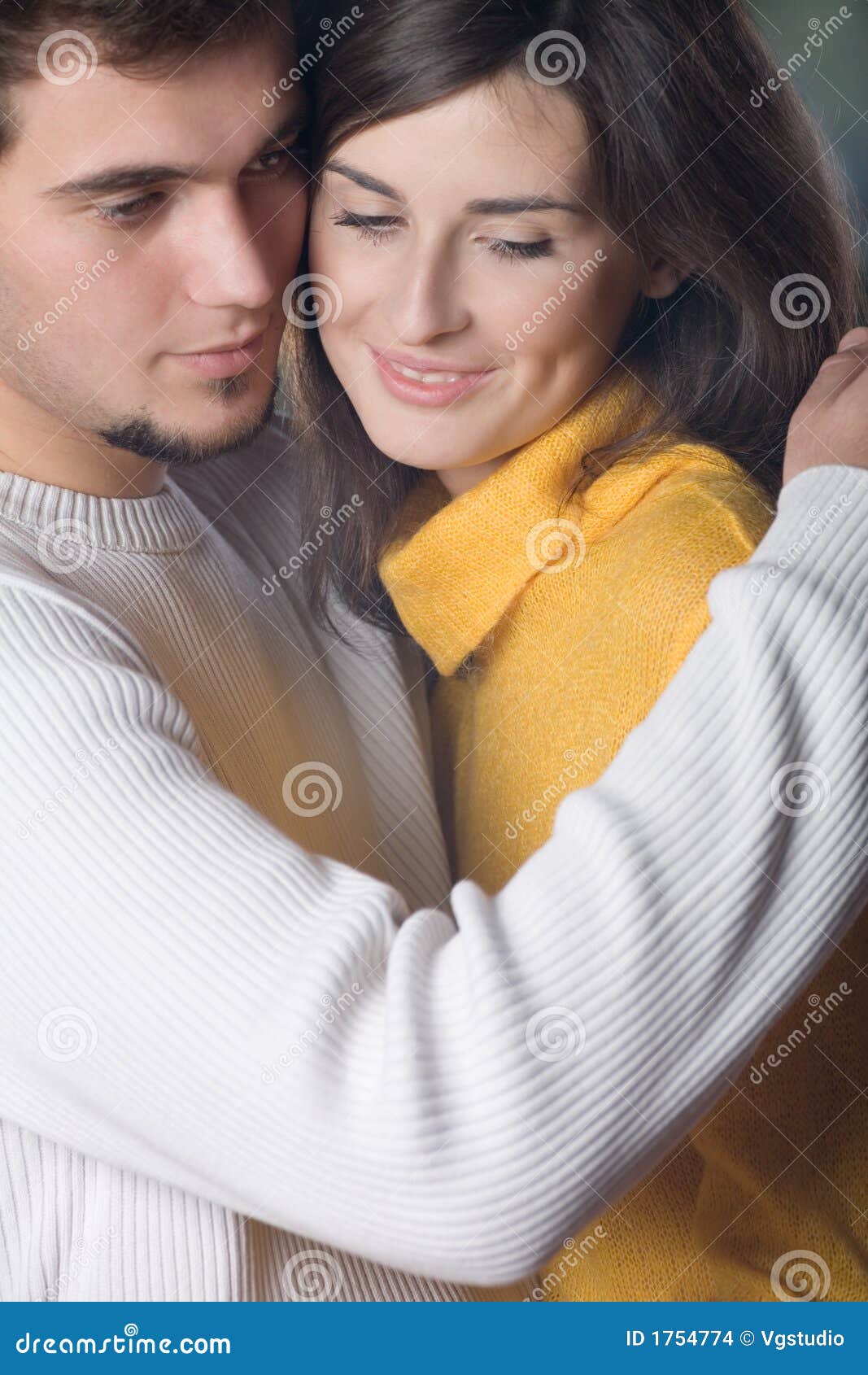 Pares Jovenes Que Abrazan, Al Aire Libre Foto de archivo - Imagen de ...