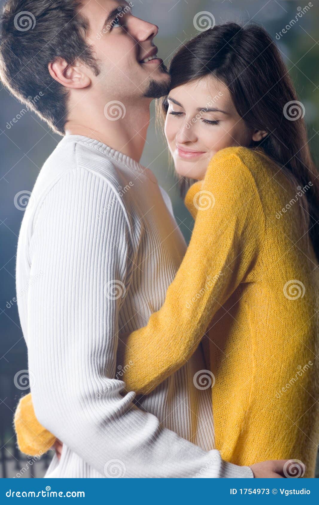 Pares Jovenes Que Abrazan, Al Aire Libre Imagen de archivo - Imagen de ...