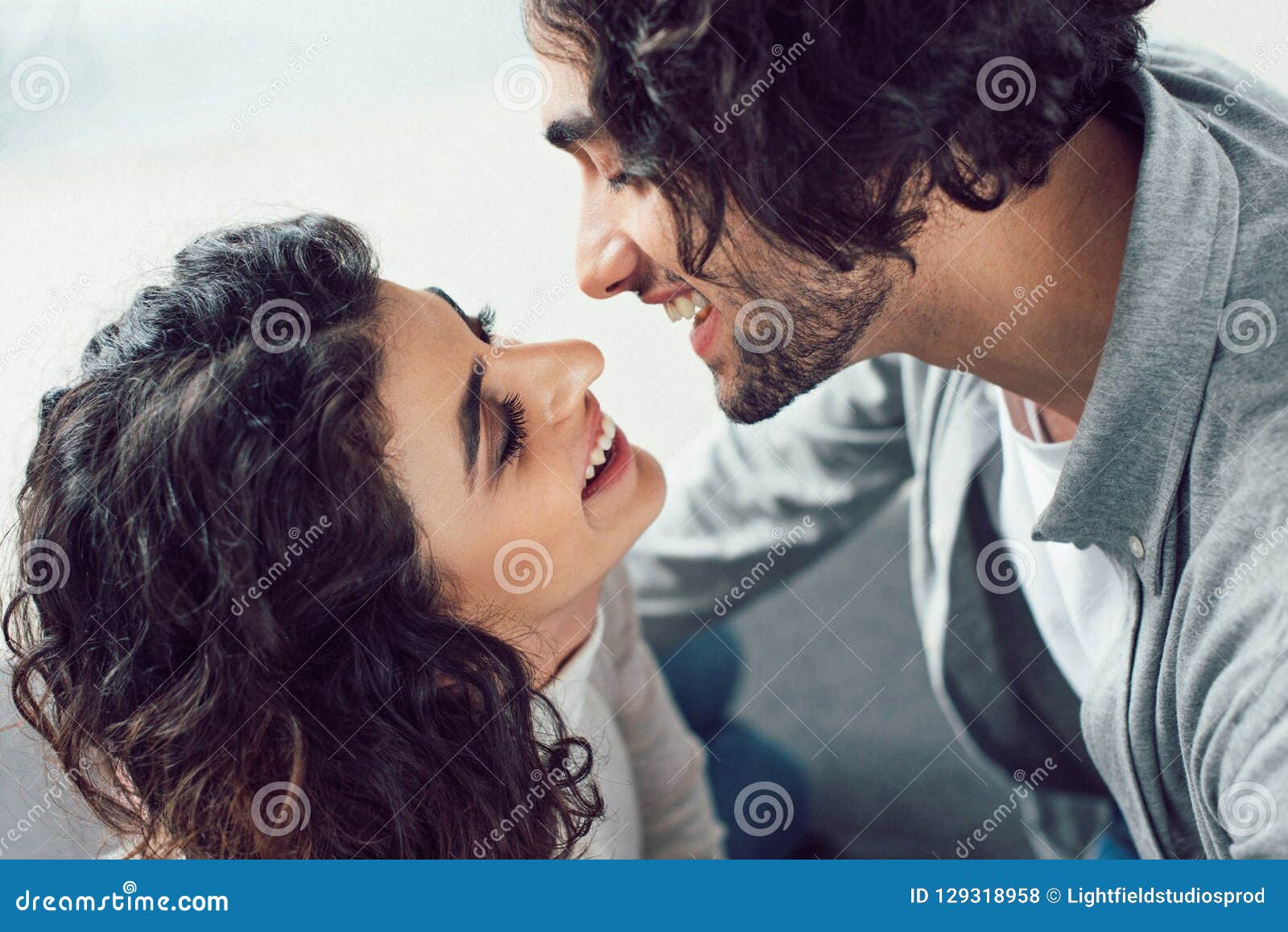 Pares Jovenes Que Van a Besarse Foto de archivo - Imagen de abrazo ...