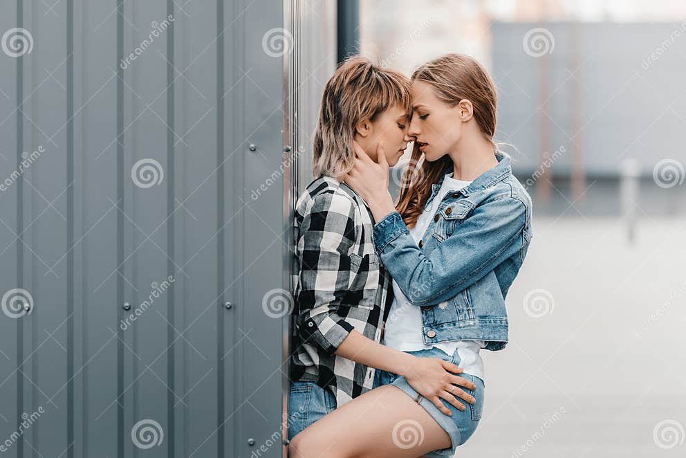 Pares Lesbianos Jovenes Que Abrazan Y Que Se Besan Al Aire Libre Imagen