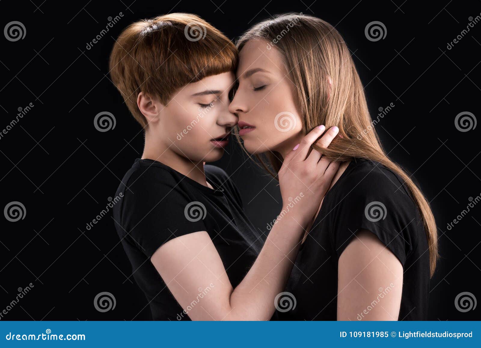 Pares Lesbianos Que Se Inclinan Adentro Para El Beso Imagen De Archivo