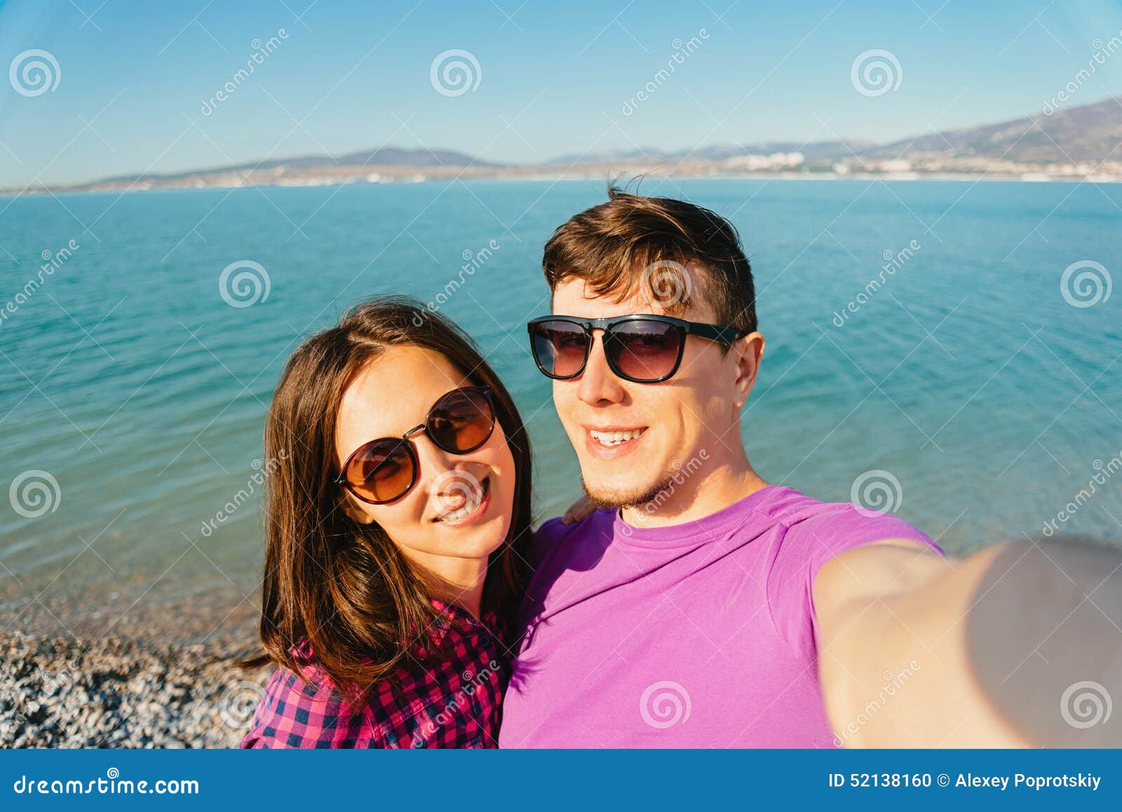 Pares Loving Felizes Que Tomam O Autorretrato Na Praia Foto De Stock