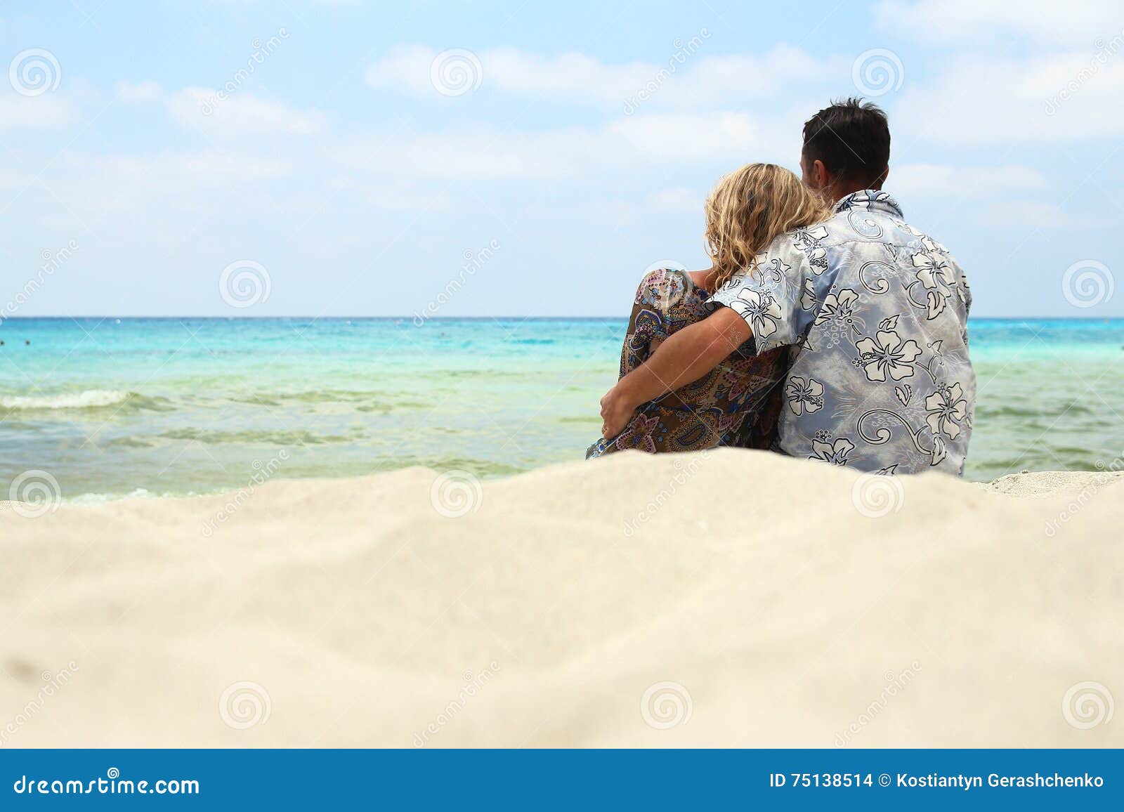 Pares No Amor Na Costa Do Mar Foto de Stock - Imagem de honeymoon, jogo ...