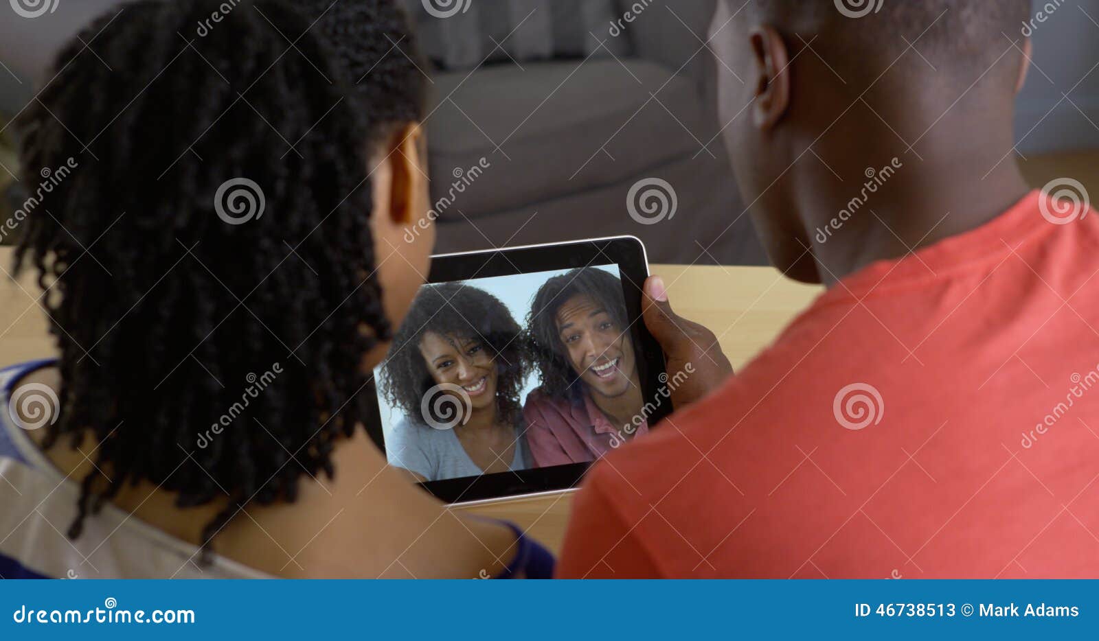 Pares Pretos Novos Que Falam Aos Amigos Sobre O Bate-papo Video Do ... Pares Pretos Novos Que Falam Aos Amigos Sobre O Bate-papo Video Do ...
